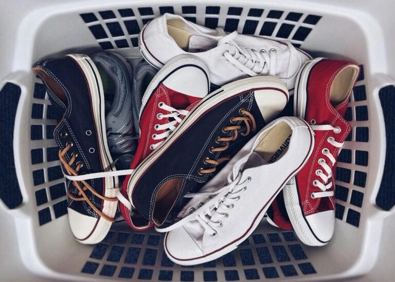 How to Style Vintage Sneakers in 2025 - Meus Vintage