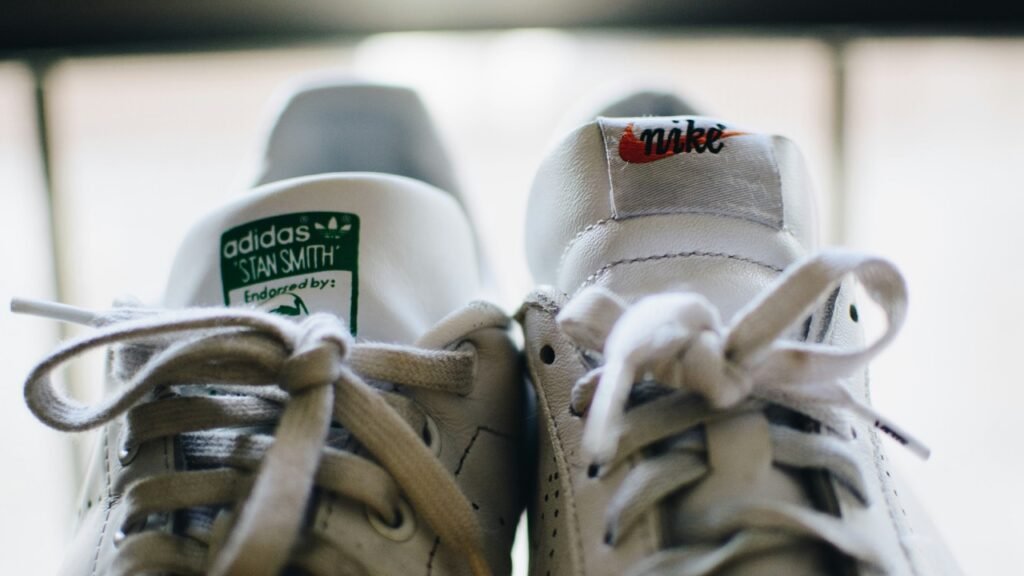 How to Style Vintage Sneakers in 2025 - Meus Vintage